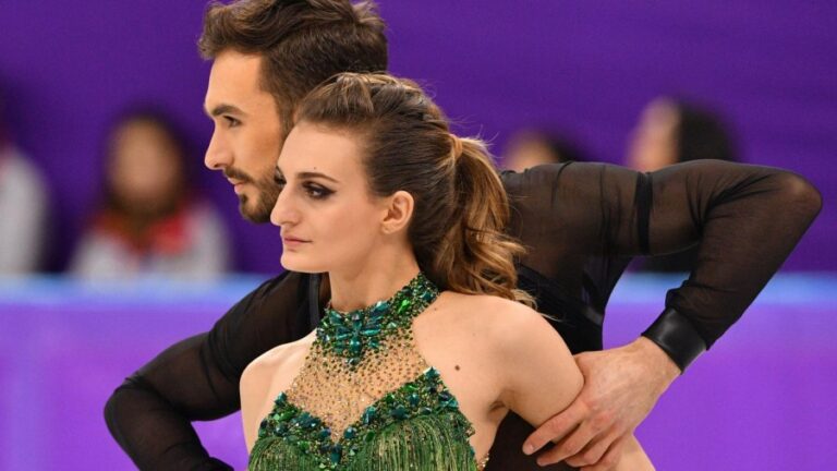La tenue de la patineuse française Papadakis se dégrafe en pleine ...