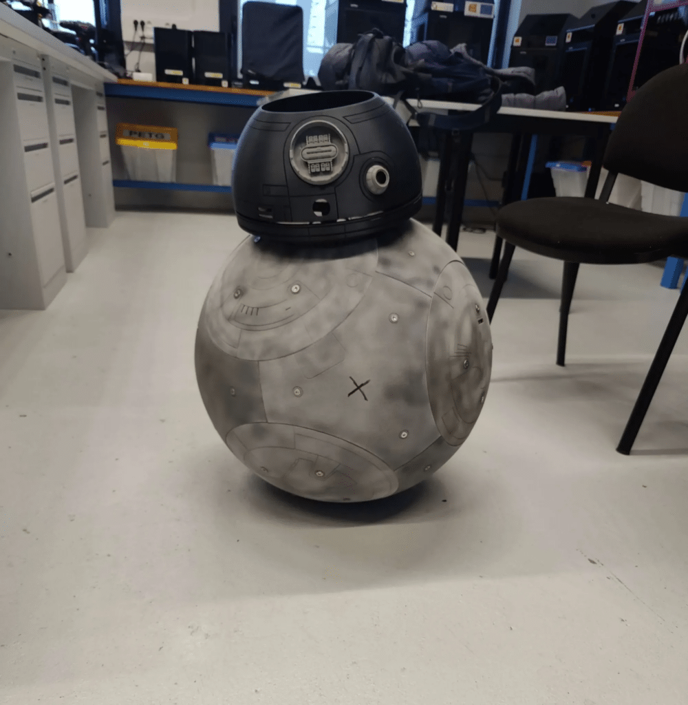 "May the 4th be with you" : ils refont le mythique robot BB8 | VL Média